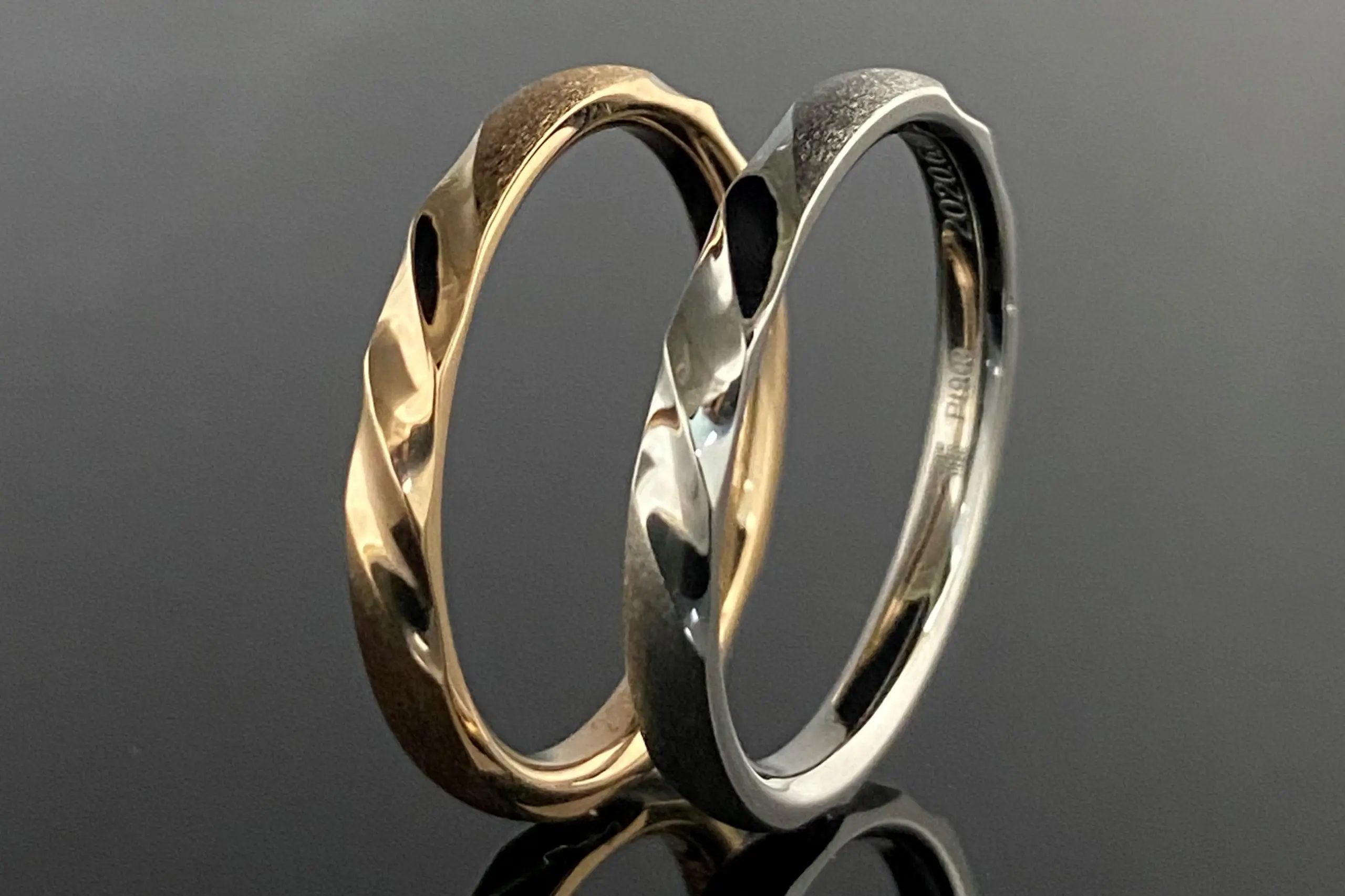 粗目マットとえぐりが特徴的な鍛造マリッジリング | 結婚・婚約 粗目マットとえぐりが特徴的な鍛造マリッジリング | 結婚・婚約