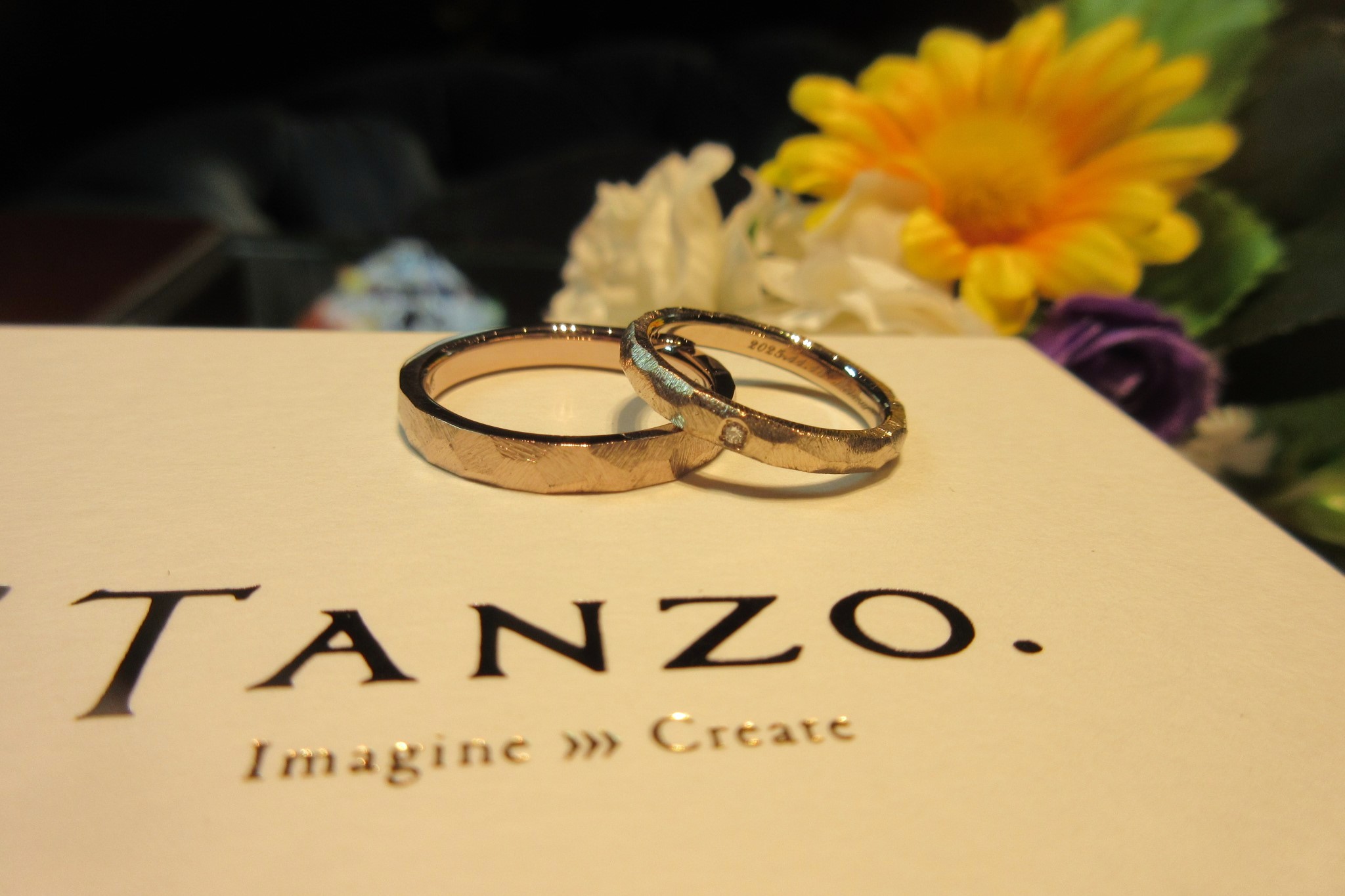 手仕事の温かみを感じる職人鍛造 | 結婚・婚約指輪のオーダーメイドは鍛造指輪＜TANZO＞